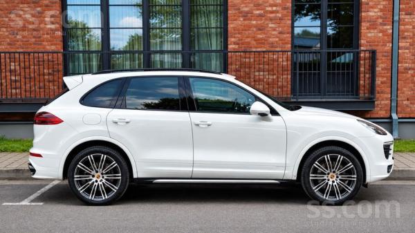 Balts Porsche Cayenne 2018 Rīga, ar dzinēja tilpumu 3.00 L un nobraukumu 162 tūkst. km par 36000 €, foto 4 vietnē AUTOMOTO.COM.LV