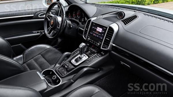 Balts Porsche Cayenne 2018 Rīga, ar dzinēja tilpumu 3.00 L un nobraukumu 162 tūkst. km par 36000 €, foto 8 vietnē AUTOMOTO.COM.LV