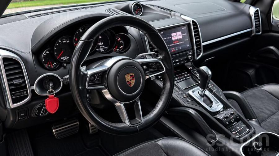 Balts Porsche Cayenne 2018 Rīga, ar dzinēja tilpumu 3.00 L un nobraukumu 162 tūkst. km par 36000 €, foto 13 vietnē AUTOMOTO.COM.LV