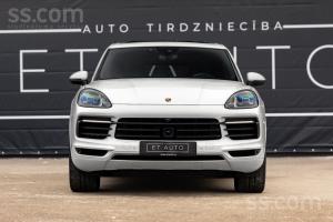 White Porsche Cayenne 2018 in Jelgava, with an engine capacity of 3.00 L and mileage of 162 thousand km for 39000 €, photo 3 on AUTOMOTO.COM.LV