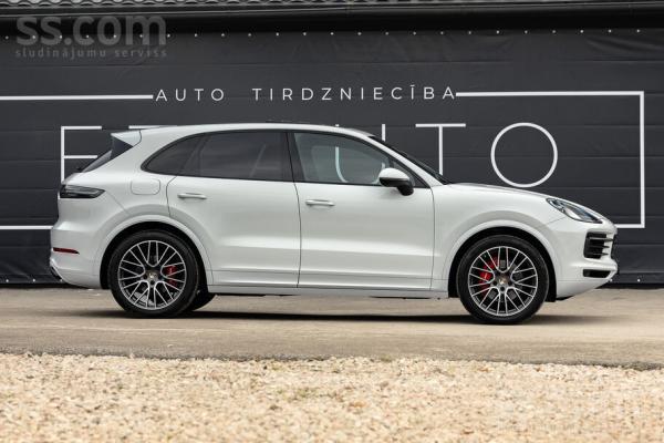 White Porsche Cayenne 2018 in Jelgava, with an engine capacity of 3.00 L and mileage of 162 thousand km for 39000 €, photo 5 on AUTOMOTO.COM.LV
