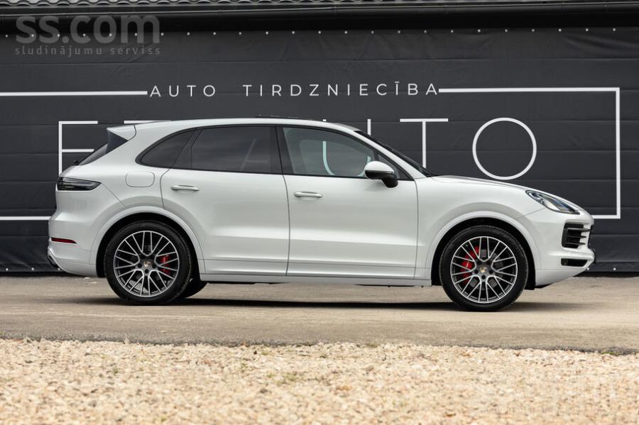 White Porsche Cayenne 2018 in Jelgava, with an engine capacity of 3.00 L and mileage of 162 thousand km for 39000 €, photo 5 on AUTOMOTO.COM.LV