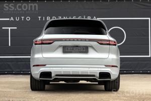White Porsche Cayenne 2018 in Jelgava, with an engine capacity of 3.00 L and mileage of 162 thousand km for 39000 €, photo 7 on AUTOMOTO.COM.LV