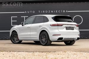 White Porsche Cayenne 2018 in Jelgava, with an engine capacity of 3.00 L and mileage of 162 thousand km for 39000 €, photo 8 on AUTOMOTO.COM.LV