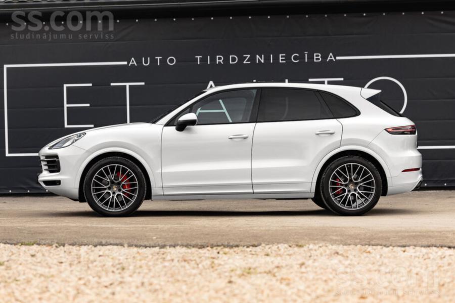 White Porsche Cayenne 2018 in Jelgava, with an engine capacity of 3.00 L and mileage of 162 thousand km for 39000 €, photo 10 on AUTOMOTO.COM.LV