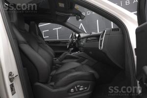 White Porsche Cayenne 2018 in Jelgava, with an engine capacity of 3.00 L and mileage of 162 thousand km for 39000 €, photo 12 on AUTOMOTO.COM.LV