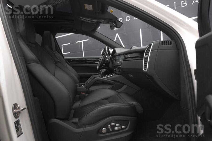 White Porsche Cayenne 2018 in Jelgava, with an engine capacity of 3.00 L and mileage of 162 thousand km for 39000 €, photo 12 on AUTOMOTO.COM.LV