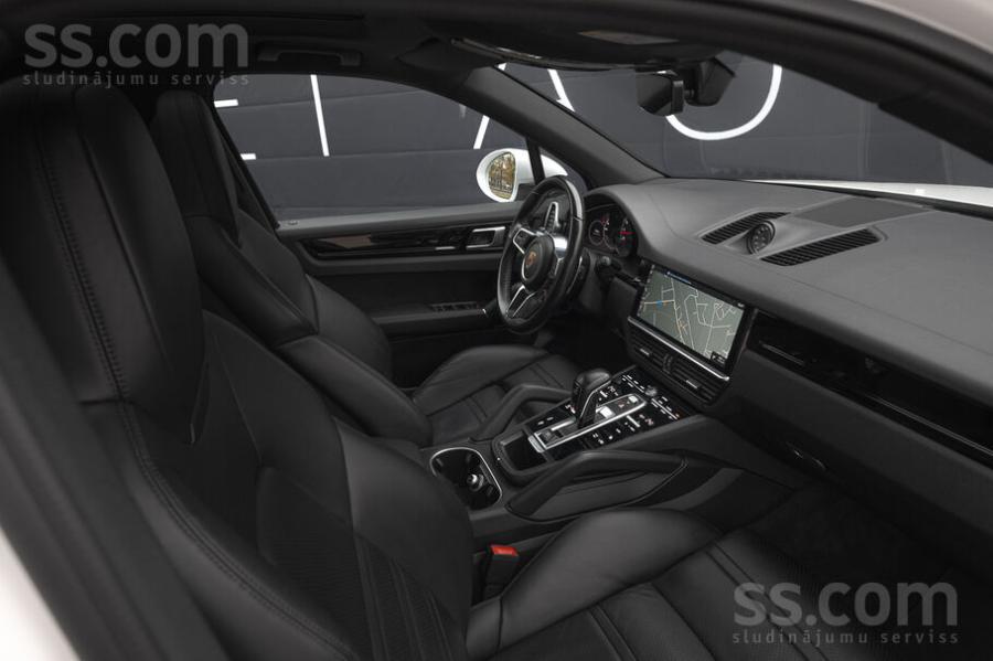 White Porsche Cayenne 2018 in Jelgava, with an engine capacity of 3.00 L and mileage of 162 thousand km for 39000 €, photo 14 on AUTOMOTO.COM.LV