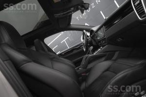 White Porsche Cayenne 2018 in Jelgava, with an engine capacity of 3.00 L and mileage of 162 thousand km for 39000 €, photo 15 on AUTOMOTO.COM.LV