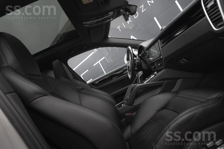 White Porsche Cayenne 2018 in Jelgava, with an engine capacity of 3.00 L and mileage of 162 thousand km for 39000 €, photo 15 on AUTOMOTO.COM.LV
