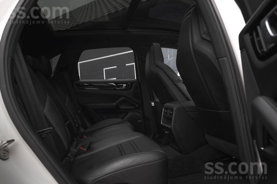 White Porsche Cayenne 2018 in Jelgava, with an engine capacity of 3.00 L and mileage of 162 thousand km for 39000 €, photo 19 on AUTOMOTO.COM.LV