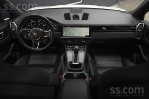 White Porsche Cayenne 2018 in Jelgava, with an engine capacity of 3.00 L and mileage of 162 thousand km for 39000 €, photo 21 on AUTOMOTO.COM.LV