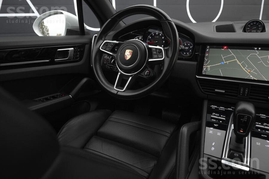 White Porsche Cayenne 2018 in Jelgava, with an engine capacity of 3.00 L and mileage of 162 thousand km for 39000 €, photo 22 on AUTOMOTO.COM.LV