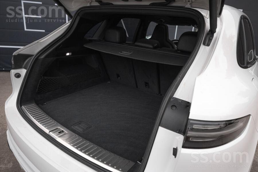 White Porsche Cayenne 2018 in Jelgava, with an engine capacity of 3.00 L and mileage of 162 thousand km for 39000 €, photo 23 on AUTOMOTO.COM.LV