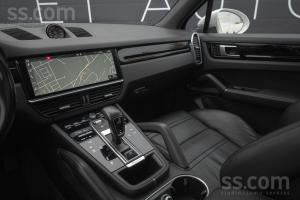 White Porsche Cayenne 2018 in Jelgava, with an engine capacity of 3.00 L and mileage of 162 thousand km for 39000 €, photo 25 on AUTOMOTO.COM.LV