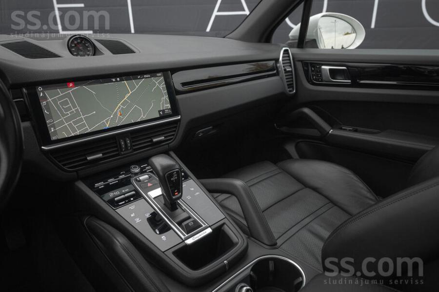 White Porsche Cayenne 2018 in Jelgava, with an engine capacity of 3.00 L and mileage of 162 thousand km for 39000 €, photo 25 on AUTOMOTO.COM.LV