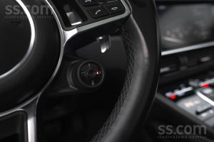 White Porsche Cayenne 2018 in Jelgava, with an engine capacity of 3.00 L and mileage of 162 thousand km for 39000 €, photo 29 on AUTOMOTO.COM.LV
