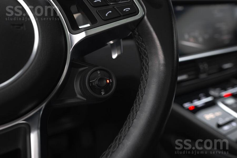 White Porsche Cayenne 2018 in Jelgava, with an engine capacity of 3.00 L and mileage of 162 thousand km for 39000 €, photo 29 on AUTOMOTO.COM.LV