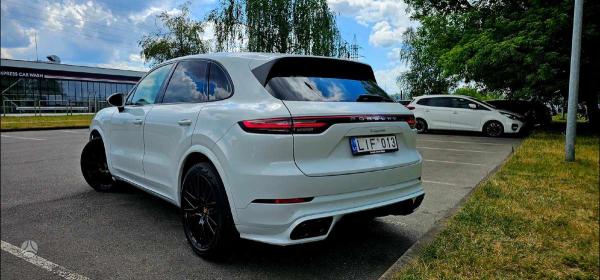 White Porsche Cayenne 2019 in Kaunas, with an engine capacity of 3.00 L and mileage of 200 thousand km for 30500 €, photo 3 on AUTOMOTO.COM.LV