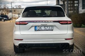 White Porsche Cayenne 2019 in Riga, with an engine capacity of 3.00 L and mileage of 0 thousand km for 35990 €, photo 6 on AUTOMOTO.COM.LV