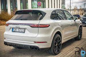 White Porsche Cayenne 2019 in Riga, with an engine capacity of 3.00 L and mileage of 149 thousand km for 35990 €, photo 4 on AUTOMOTO.COM.LV
