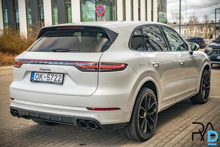 White Porsche Cayenne 2019 in Riga, with an engine capacity of 3.00 L and mileage of 149 thousand km for 35990 €, photo 4 on AUTOMOTO.COM.LV