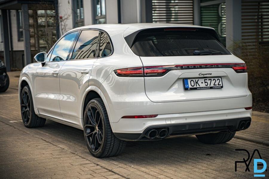 White Porsche Cayenne 2019 in Riga, with an engine capacity of 3.00 L and mileage of 149 thousand km for 35990 €, photo 5 on AUTOMOTO.COM.LV
