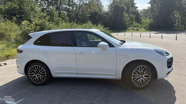 White Porsche Cayenne 2019 in Vilnius, with an engine capacity of 3.00 L and mileage of 53 thousand km for 44000 €, photo 2 on AUTOMOTO.COM.LV