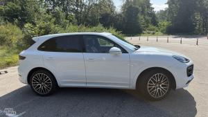 White Porsche Cayenne 2019 in Vilnius, with an engine capacity of 3.00 L and mileage of 53 thousand km for 44000 €, photo 3 on AUTOMOTO.COM.LV