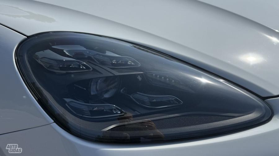 White Porsche Cayenne 2019 in Vilnius, with an engine capacity of 3.00 L and mileage of 53 thousand km for 44000 €, photo 5 on AUTOMOTO.COM.LV