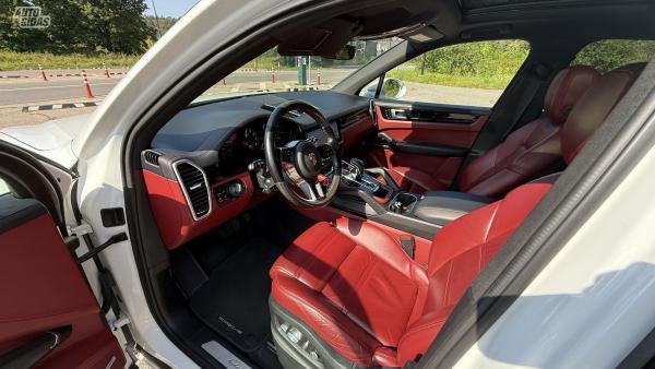 White Porsche Cayenne 2019 in Vilnius, with an engine capacity of 3.00 L and mileage of 53 thousand km for 44000 €, photo 9 on AUTOMOTO.COM.LV