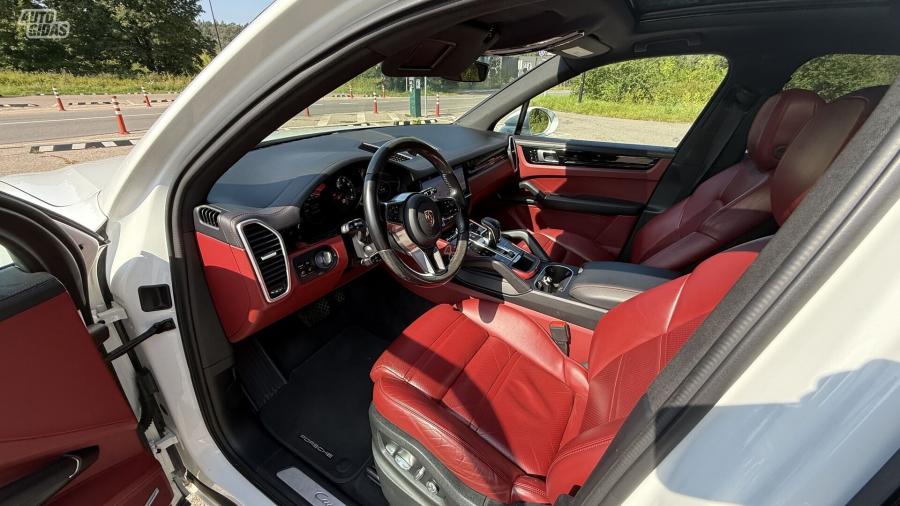 White Porsche Cayenne 2019 in Vilnius, with an engine capacity of 3.00 L and mileage of 53 thousand km for 44000 €, photo 10 on AUTOMOTO.COM.LV