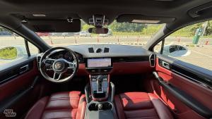 White Porsche Cayenne 2019 in Vilnius, with an engine capacity of 3.00 L and mileage of 53 thousand km for 44000 €, photo 12 on AUTOMOTO.COM.LV