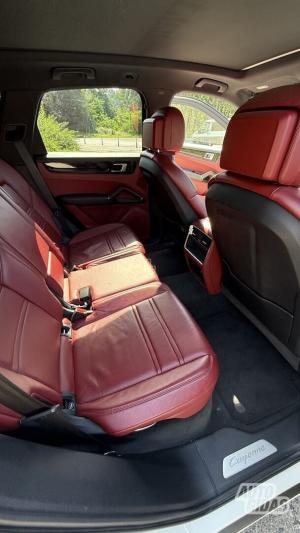 White Porsche Cayenne 2019 in Vilnius, with an engine capacity of 3.00 L and mileage of 53 thousand km for 44000 €, photo 16 on AUTOMOTO.COM.LV