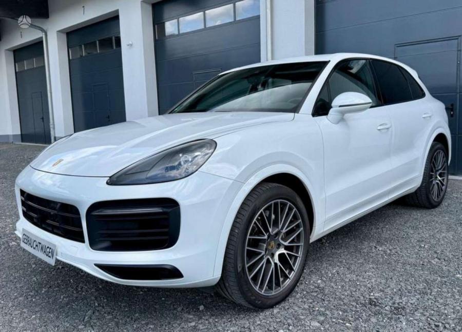 White Porsche Cayenne 2019 in Utena, with an engine capacity of 3.00 L and mileage of 160 thousand km for 38400 €, photo 1 on AUTOMOTO.COM.LV
