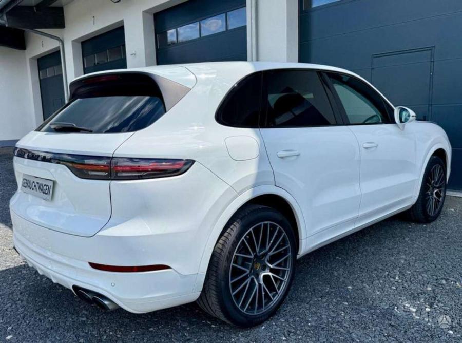 White Porsche Cayenne 2019 in Utena, with an engine capacity of 3.00 L and mileage of 160 thousand km for 38400 €, photo 4 on AUTOMOTO.COM.LV