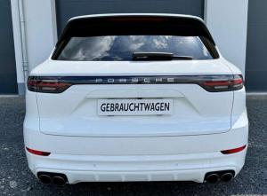 White Porsche Cayenne 2019 in Utena, with an engine capacity of 3.00 L and mileage of 160 thousand km for 38400 €, photo 5 on AUTOMOTO.COM.LV