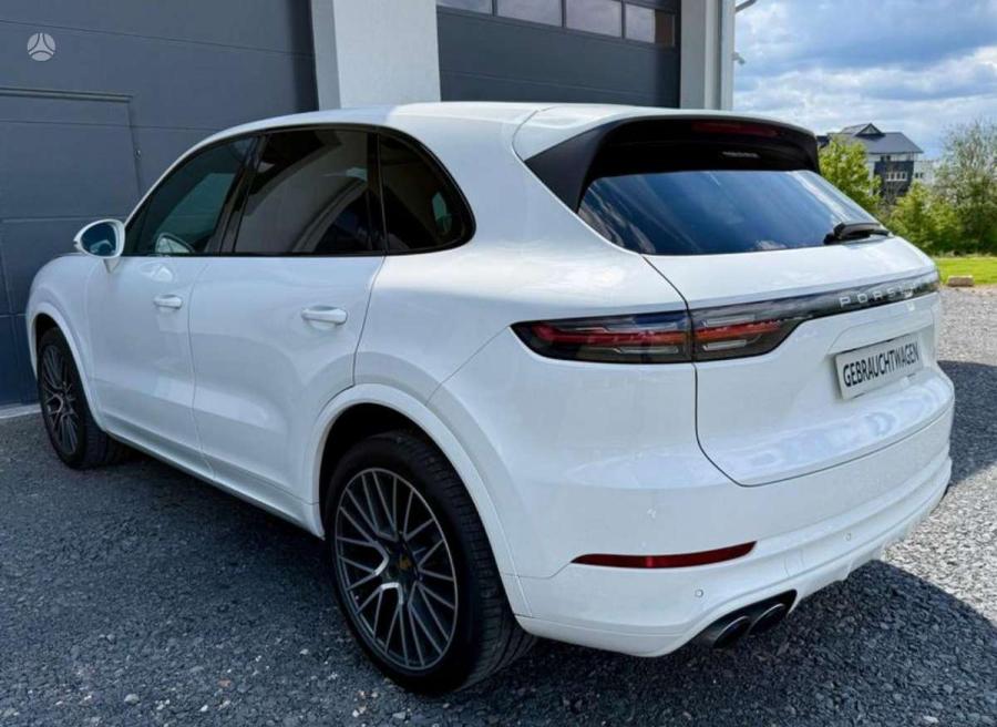 White Porsche Cayenne 2019 in Utena, with an engine capacity of 3.00 L and mileage of 160 thousand km for 38400 €, photo 6 on AUTOMOTO.COM.LV