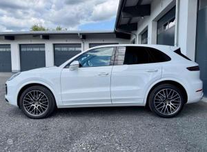 White Porsche Cayenne 2019 in Utena, with an engine capacity of 3.00 L and mileage of 160 thousand km for 38400 €, photo 7 on AUTOMOTO.COM.LV