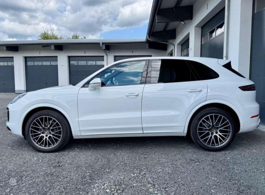 White Porsche Cayenne 2019 in Utena, with an engine capacity of 3.00 L and mileage of 160 thousand km for 38400 €, photo 7 on AUTOMOTO.COM.LV