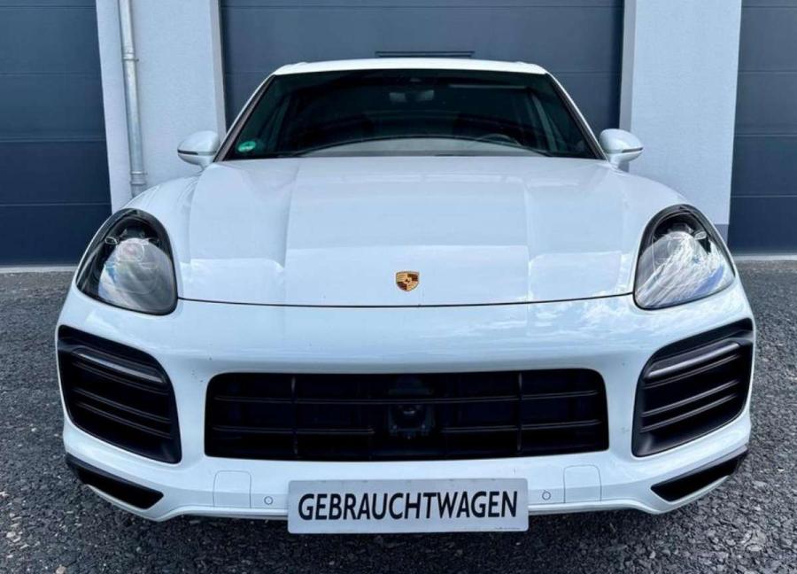 White Porsche Cayenne 2019 in Utena, with an engine capacity of 3.00 L and mileage of 160 thousand km for 38400 €, photo 8 on AUTOMOTO.COM.LV