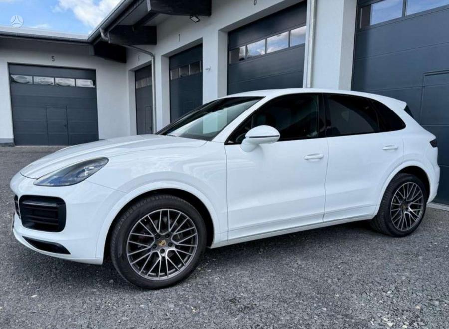 White Porsche Cayenne 2019 in Utena, with an engine capacity of 3.00 L and mileage of 160 thousand km for 38400 €, photo 9 on AUTOMOTO.COM.LV