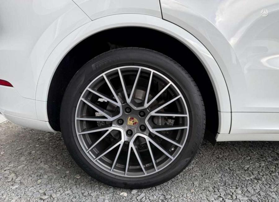 White Porsche Cayenne 2019 in Utena, with an engine capacity of 3.00 L and mileage of 160 thousand km for 38400 €, photo 10 on AUTOMOTO.COM.LV