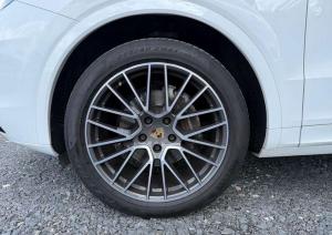 White Porsche Cayenne 2019 in Utena, with an engine capacity of 3.00 L and mileage of 160 thousand km for 38400 €, photo 11 on AUTOMOTO.COM.LV