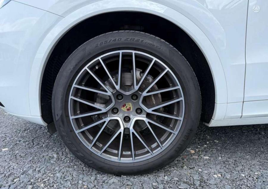 White Porsche Cayenne 2019 in Utena, with an engine capacity of 3.00 L and mileage of 160 thousand km for 38400 €, photo 11 on AUTOMOTO.COM.LV