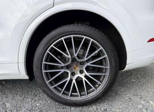 White Porsche Cayenne 2019 in Utena, with an engine capacity of 3.00 L and mileage of 160 thousand km for 38400 €, photo 12 on AUTOMOTO.COM.LV
