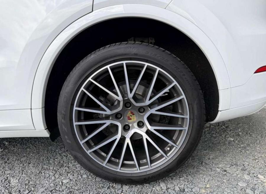 White Porsche Cayenne 2019 in Utena, with an engine capacity of 3.00 L and mileage of 160 thousand km for 38400 €, photo 12 on AUTOMOTO.COM.LV