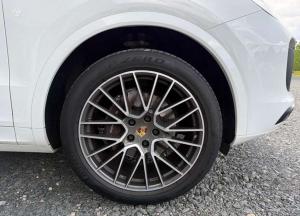 White Porsche Cayenne 2019 in Utena, with an engine capacity of 3.00 L and mileage of 160 thousand km for 38400 €, photo 13 on AUTOMOTO.COM.LV
