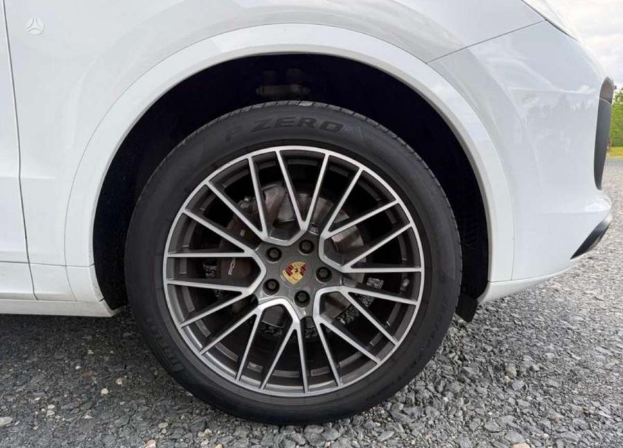 White Porsche Cayenne 2019 in Utena, with an engine capacity of 3.00 L and mileage of 160 thousand km for 38400 €, photo 13 on AUTOMOTO.COM.LV
