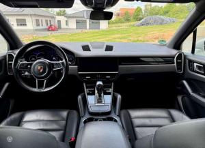 White Porsche Cayenne 2019 in Utena, with an engine capacity of 3.00 L and mileage of 160 thousand km for 38400 €, photo 14 on AUTOMOTO.COM.LV